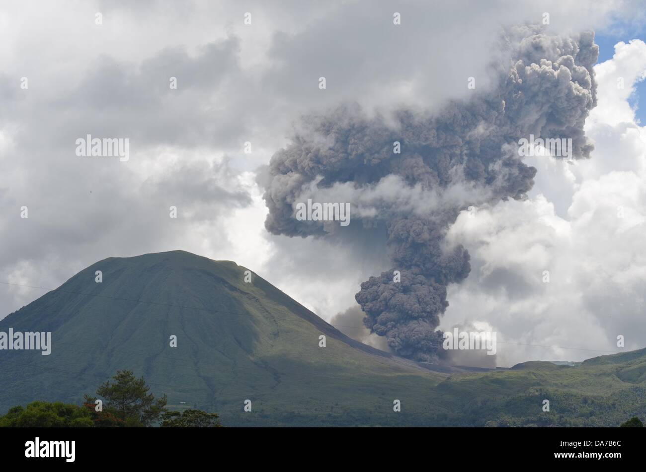 North Sulawesi, Indonesia. 5th July, 2013. Lokon volcano erupts with ...