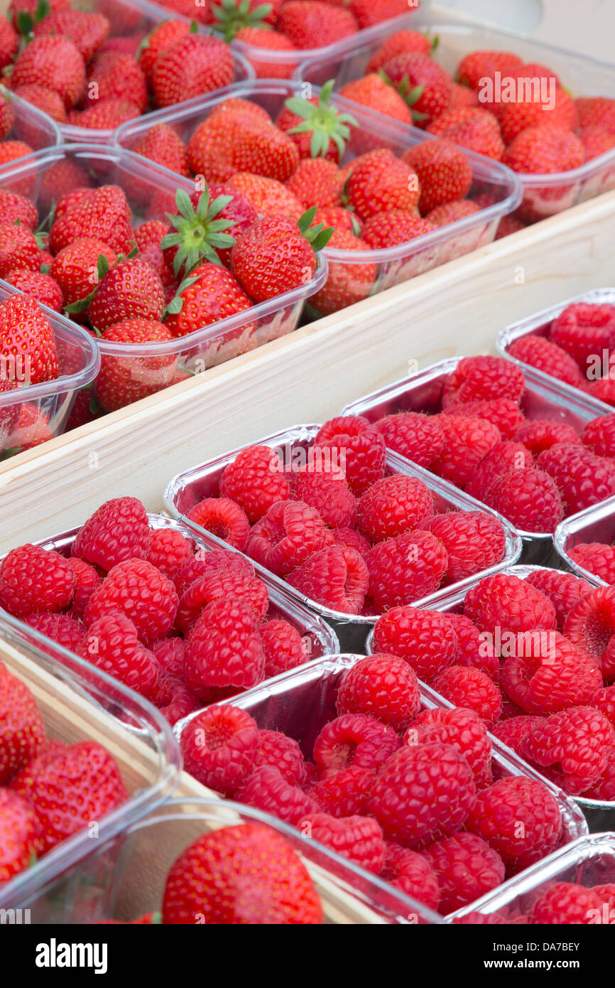 Strawberries fruit stall display hi-res stock photography and images ...