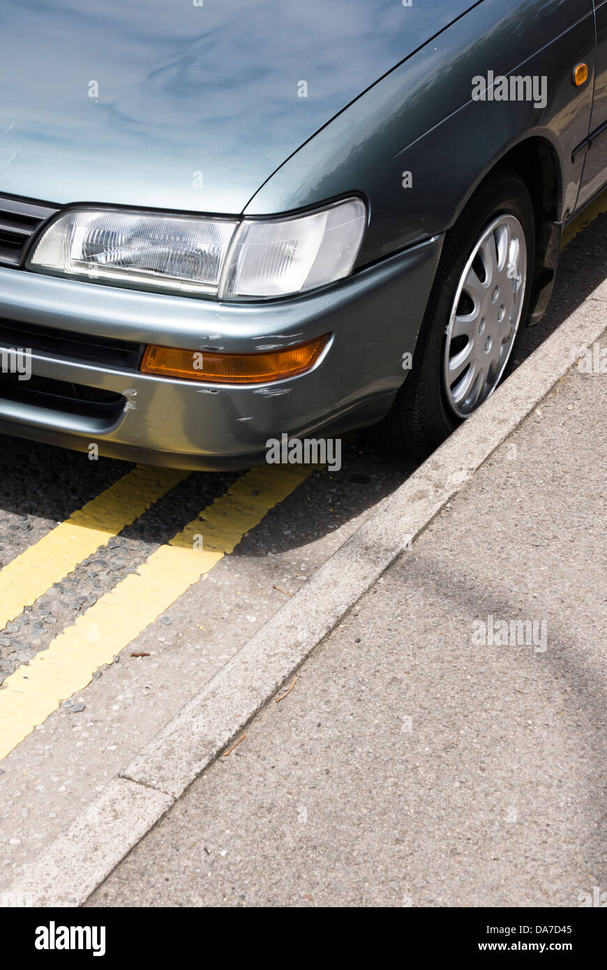 Double yellow parking restriction hi-res stock photography and images ...