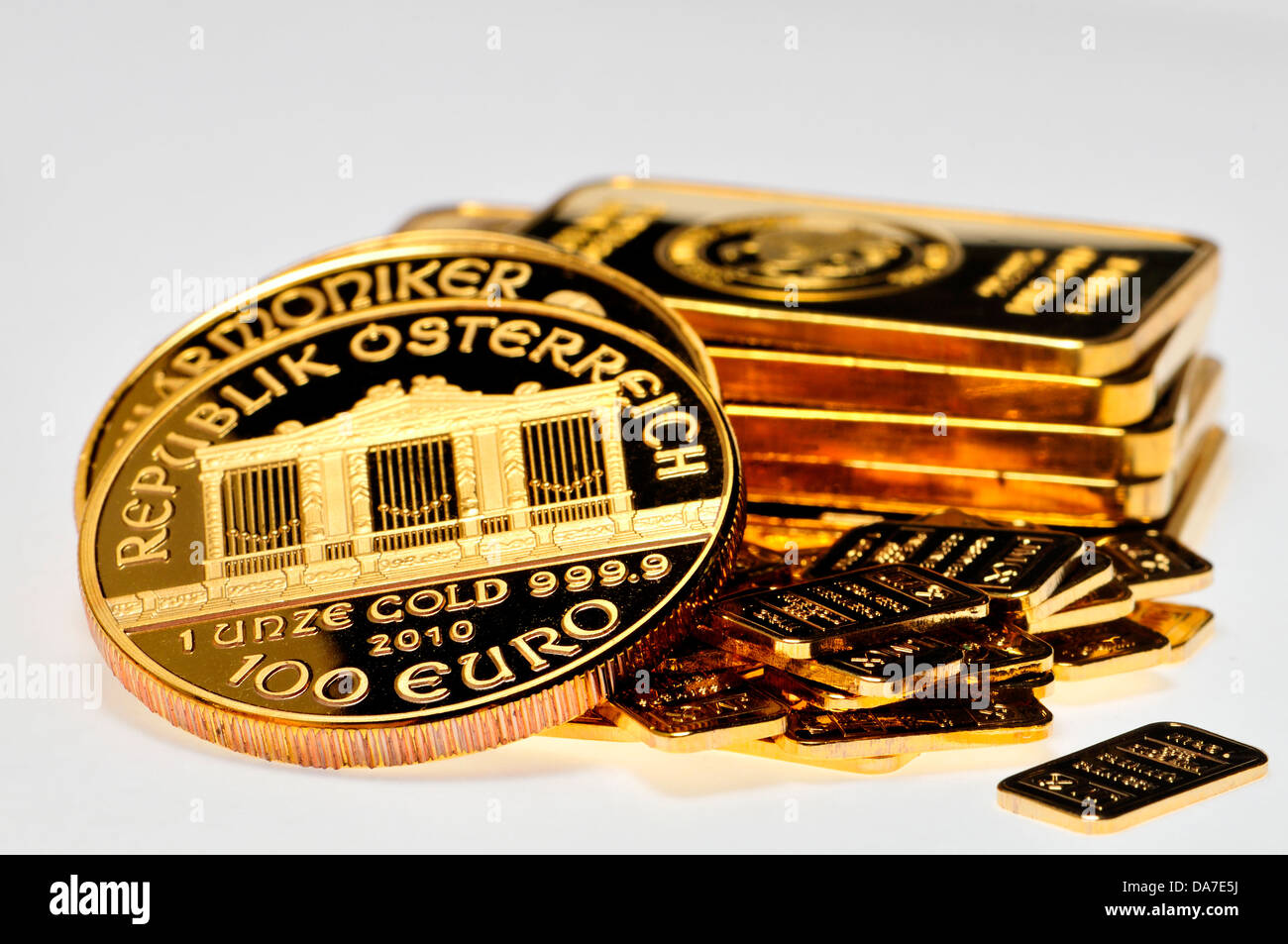 Small pure gold bullion coins hi-res stock photography and images - Alamy
