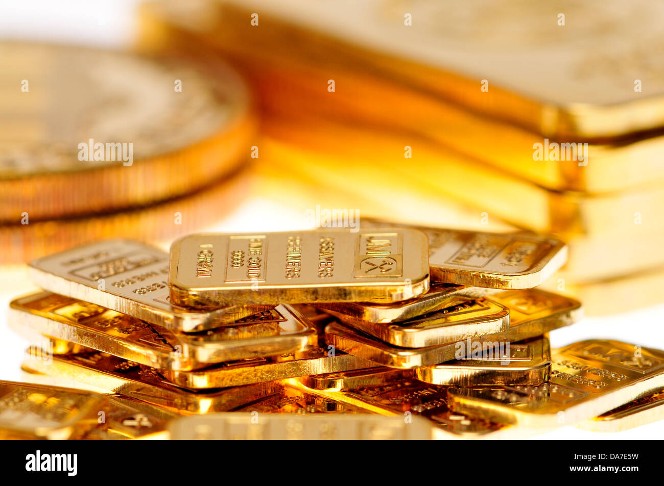 Gold bars hi-res stock photography and images - Alamy