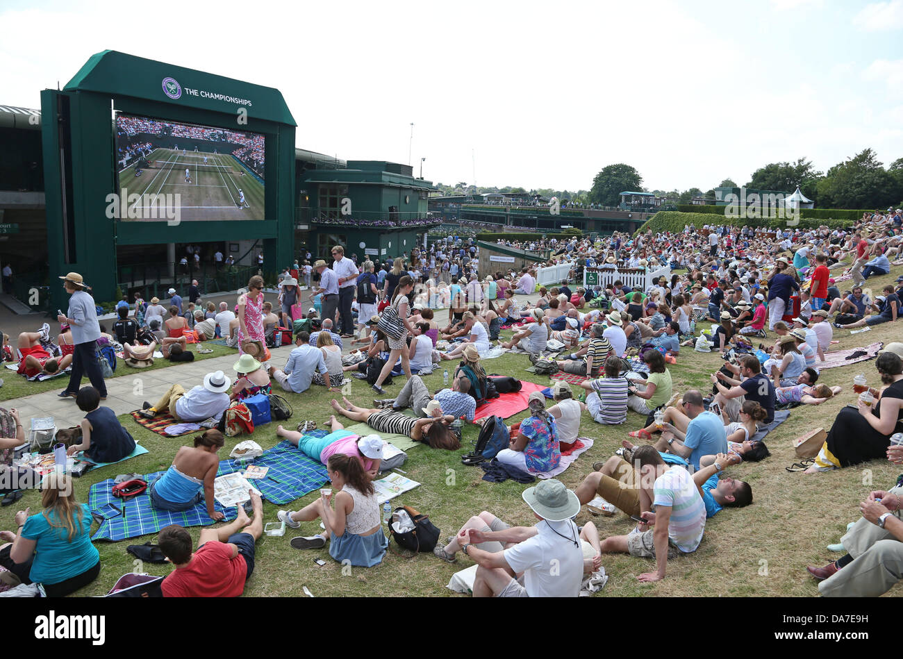 People watching tennis match wimbledon hi-res stock photography and ...