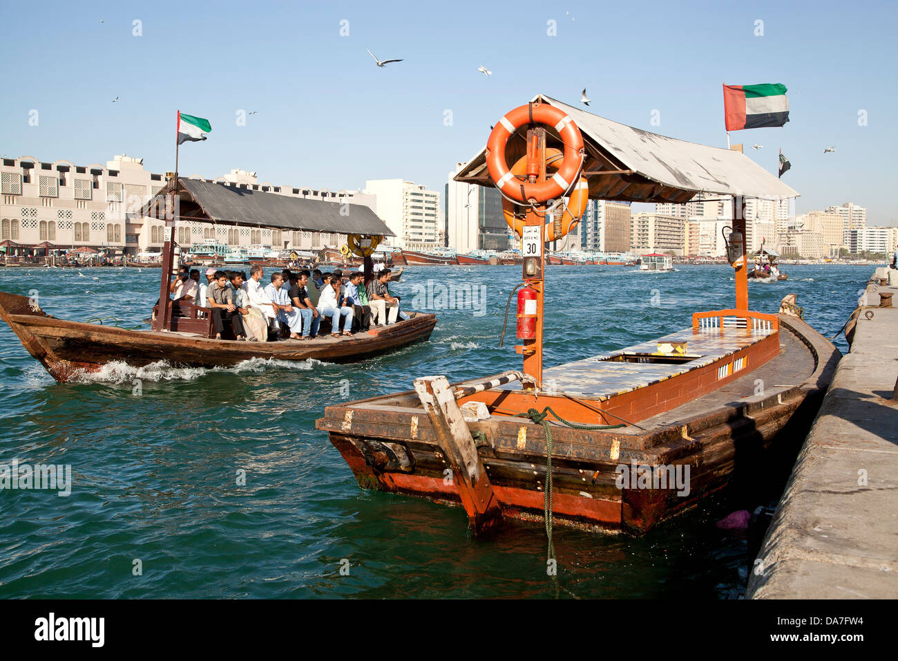 Dubai abra boat hi-res stock photography and images - Alamy