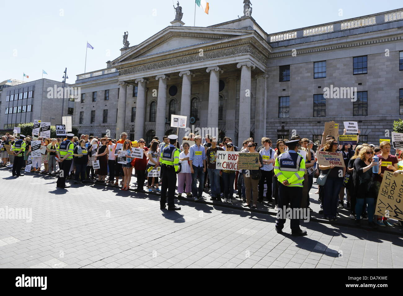 Dublin, Ireland. 6th July 2013. Pro-Choice activists stand outside the ...