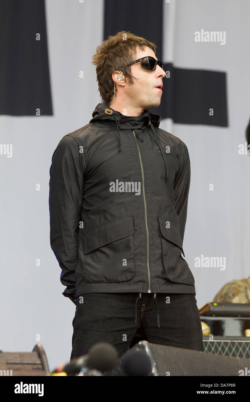 Liam gallagher stage hi-res stock photography and images - Alamy