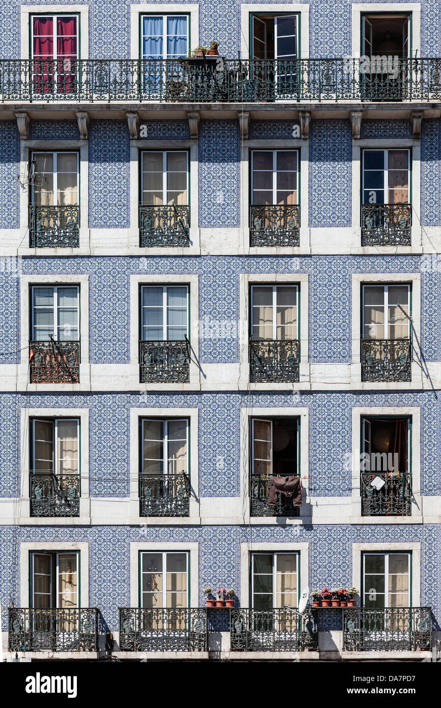 Building with lots of windows hi-res stock photography and images - Alamy