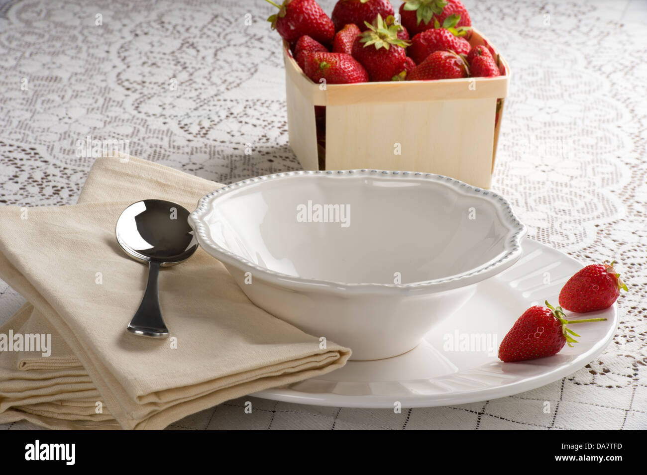 Empty fruit bowl hi-res stock photography and images - Alamy