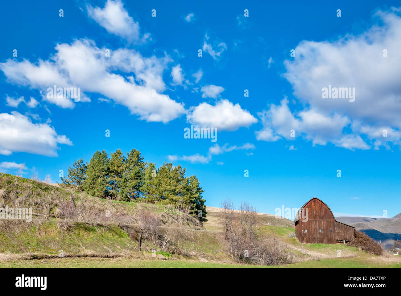 Barn brown hills hi-res stock photography and images - Alamy