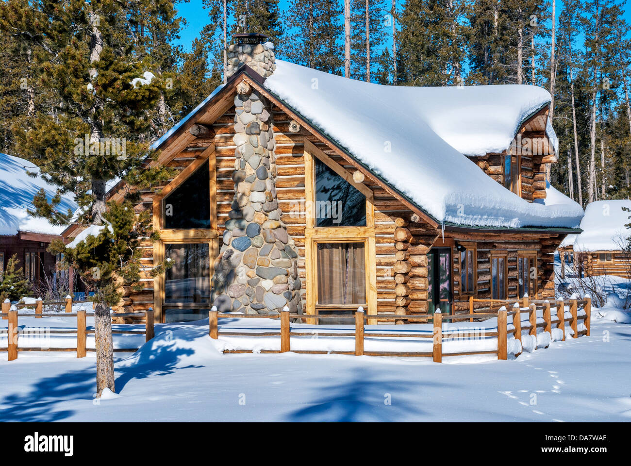 Log cabin and fence with a fence around it in the woods Stock Photo - Alamy
