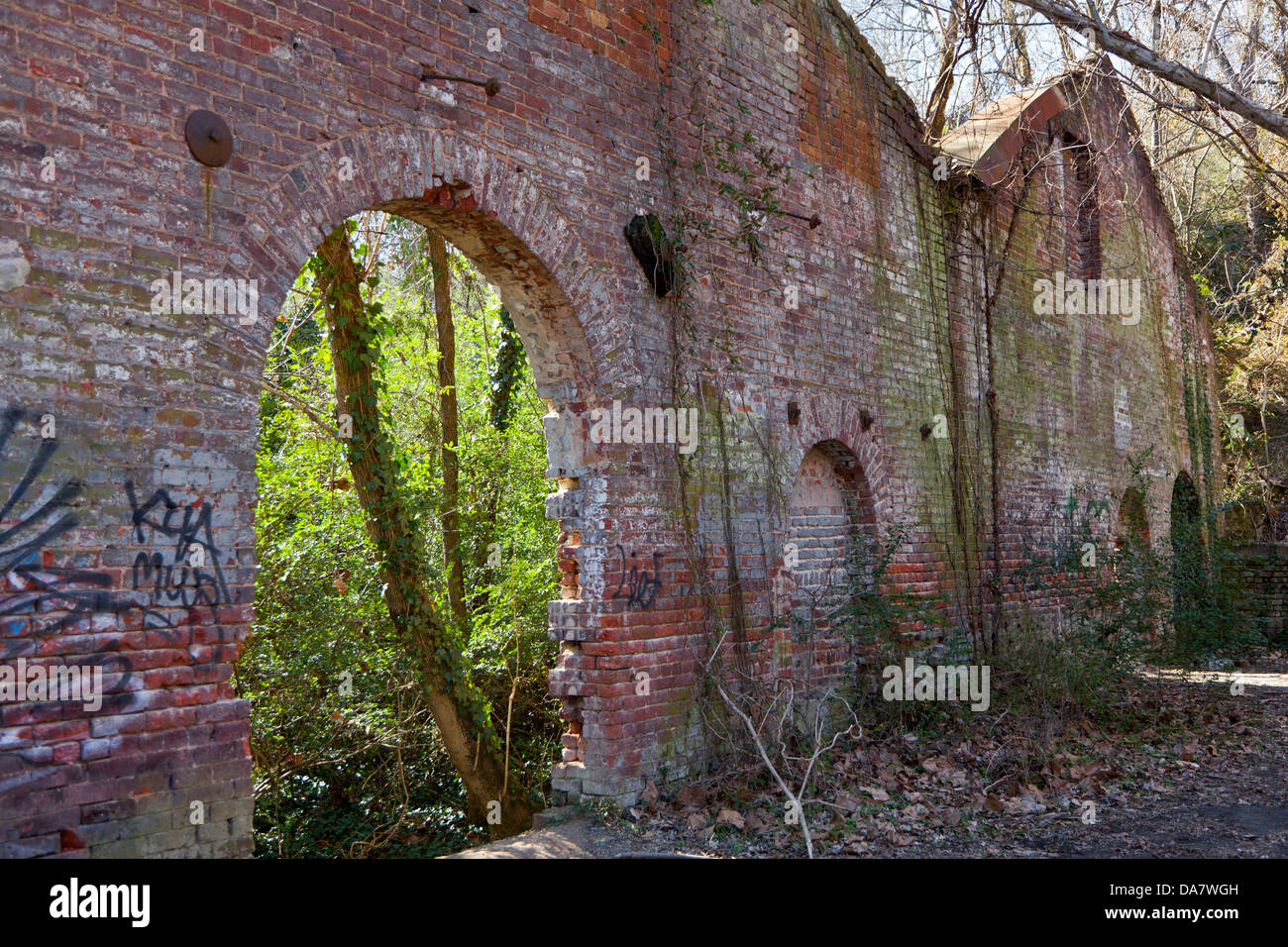 Crumbled brick wall hi-res stock photography and images - Alamy