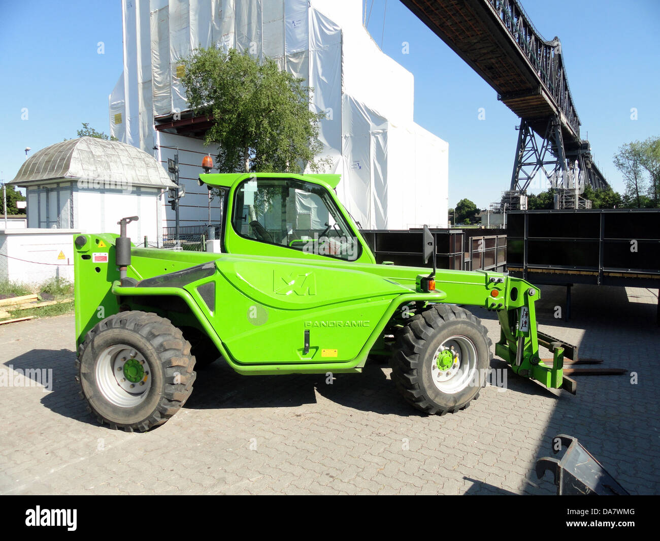 Handler hi-res stock photography and images - Alamy