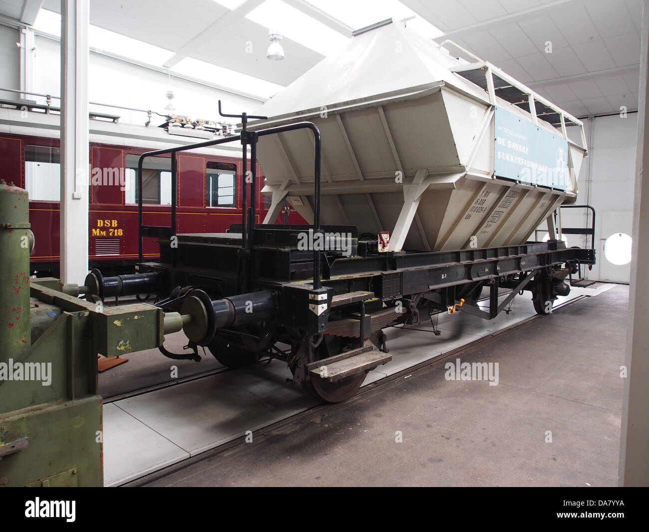 The image shows a sugar tanker wagon, identified as Uds 911 0 029-9 ...