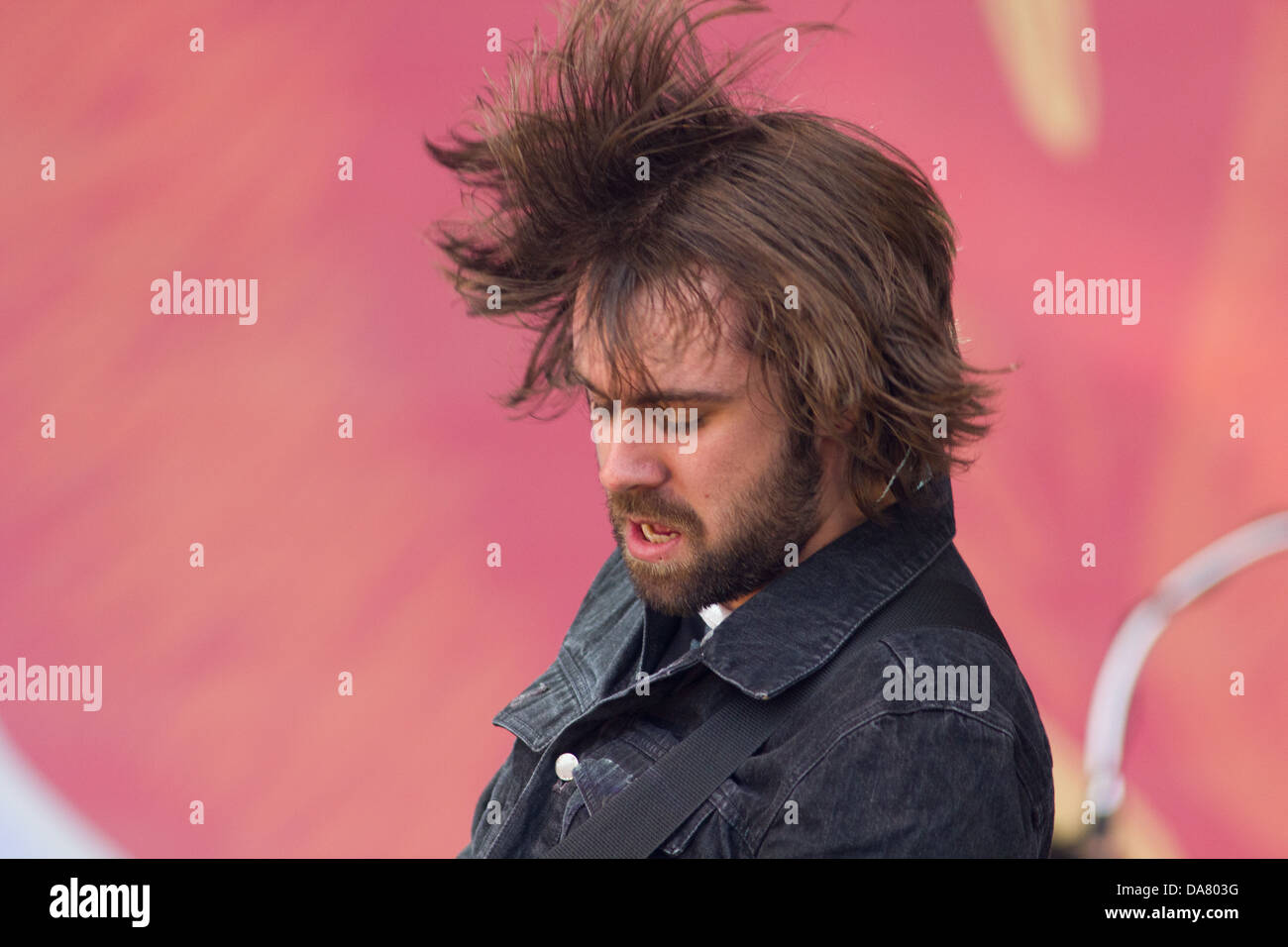 Justin Young lead singer of the Vaccines performing at the Glastonbury ...