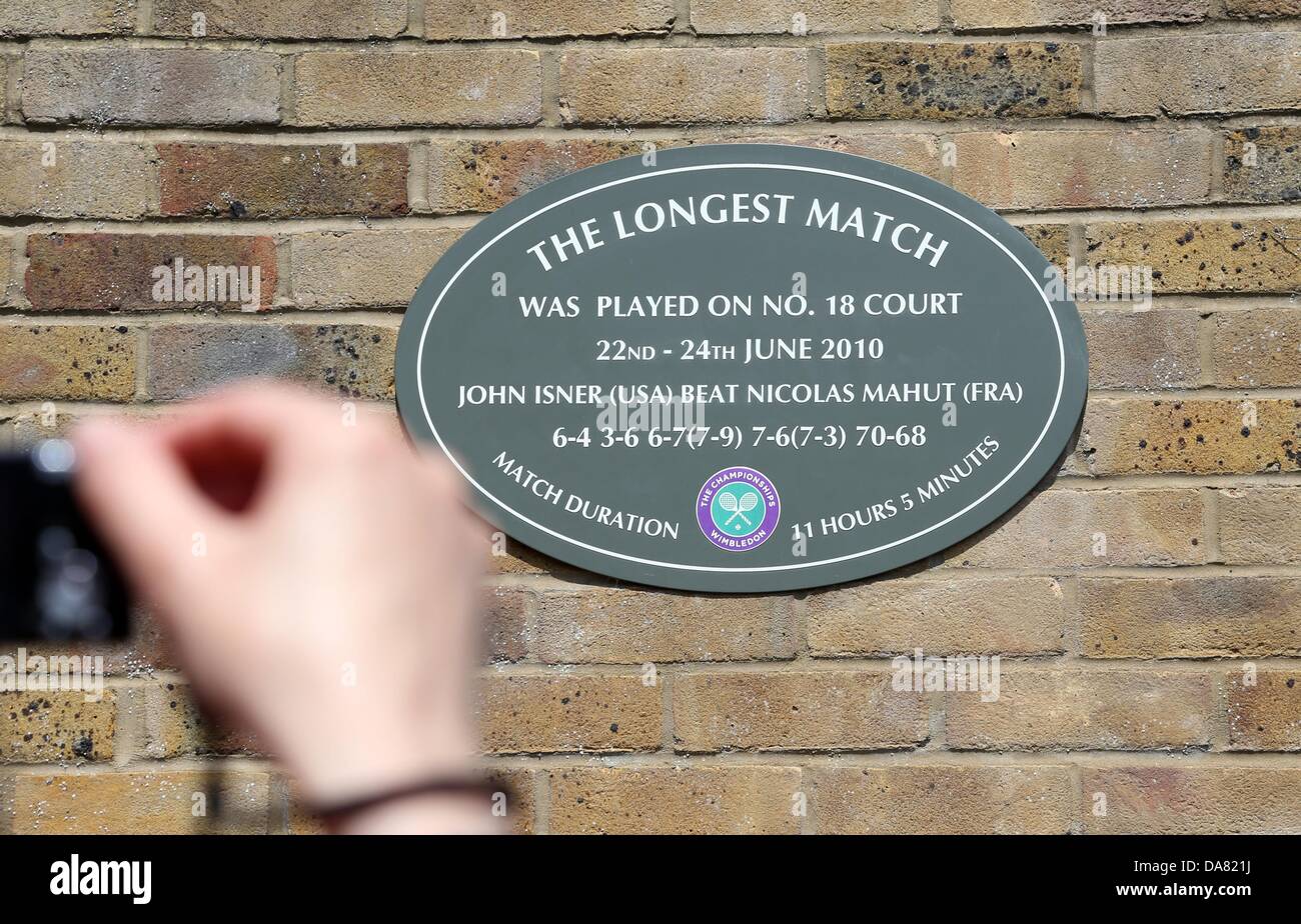 London, Britain. 06th July, 2013. A plate reminds of the longest match ...