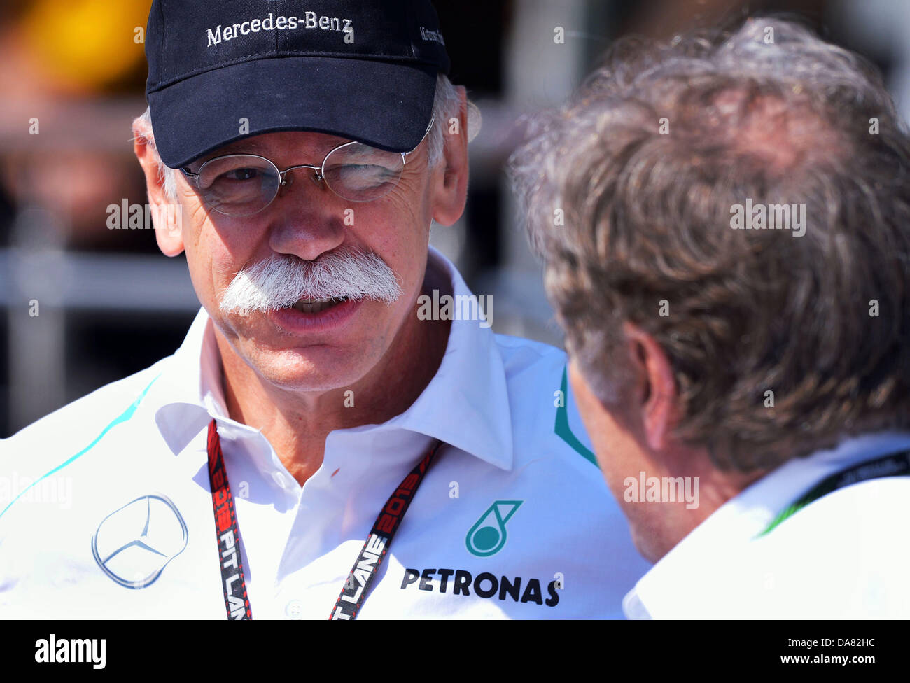 The chairman of Daimler AG, German Dieter Zetsche (L) talks to former ...