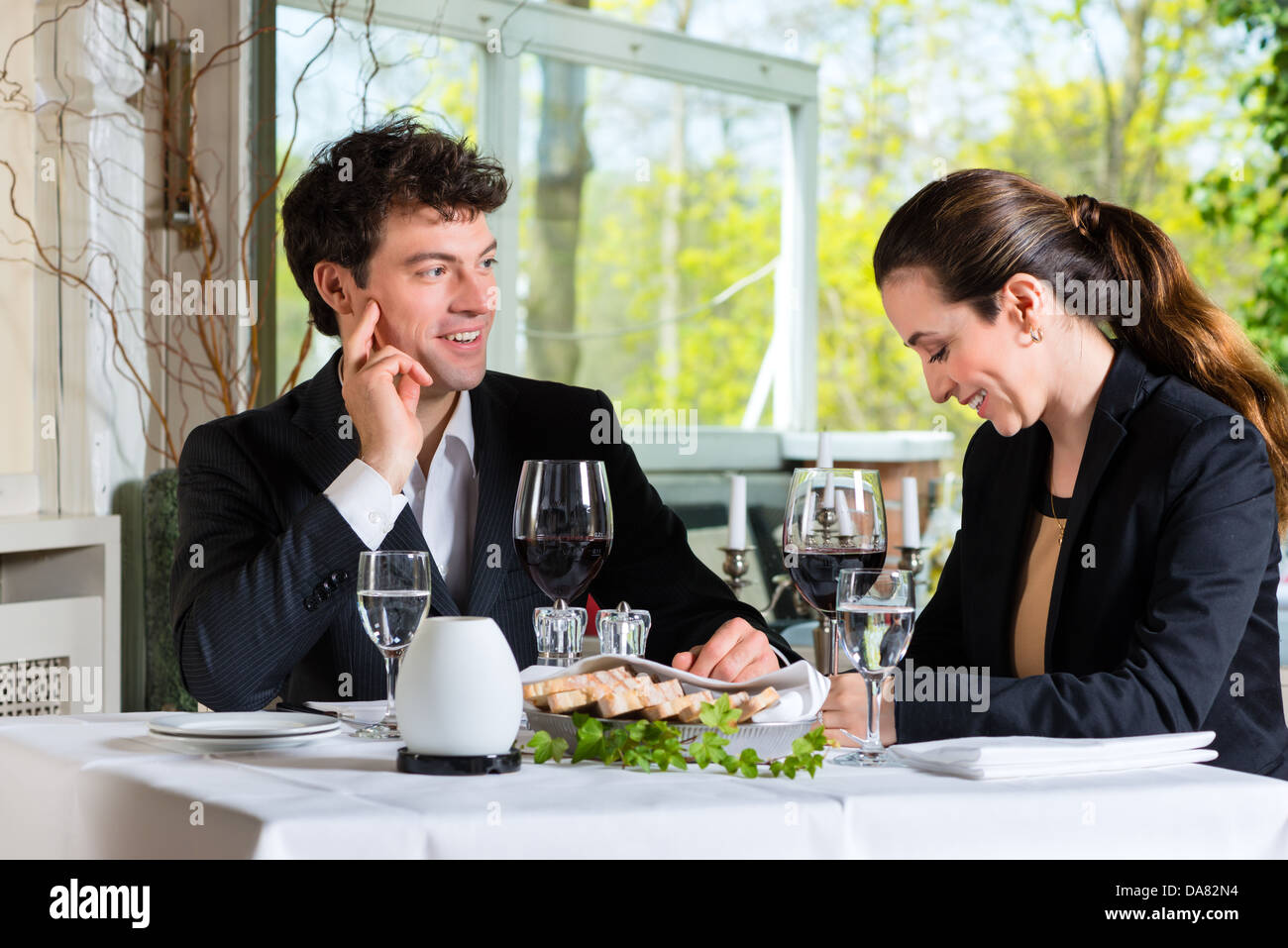 Fine dining couple restaurant hi-res stock photography and images - Alamy