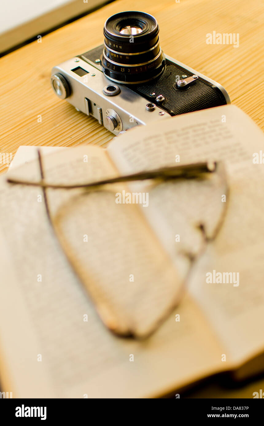 Vintage camera on the table Stock Photo - Alamy