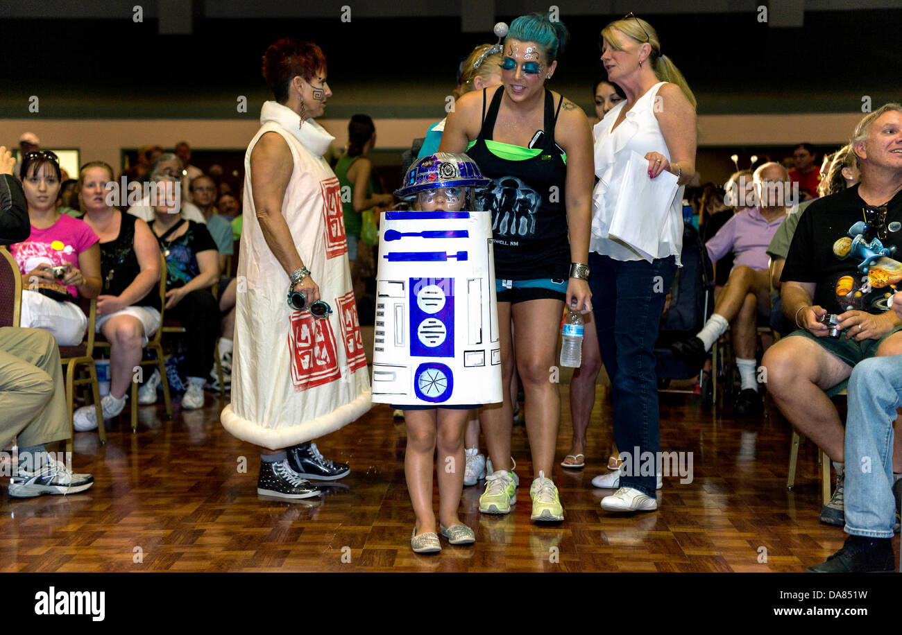 Alien costume hi-res stock photography and images - Alamy