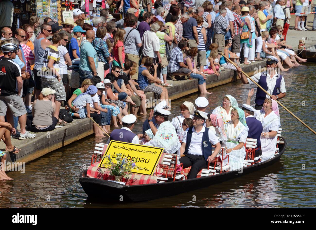 Crowd streams hi-res stock photography and images - Alamy