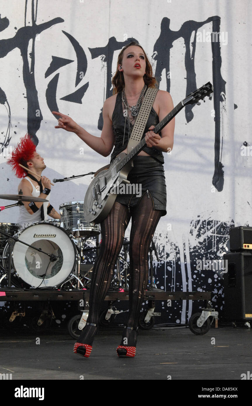 Oct. 17, 2011 - Raleigh, North Carolina, USA - Musician LZZY HALE of ...