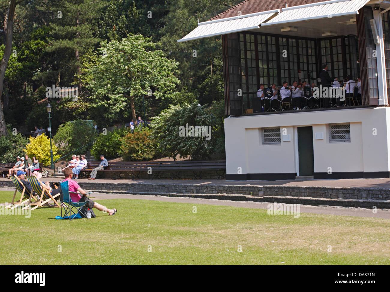 Bournemouth, UK 7 July 2013. Making the most of the hot sunny weather ...