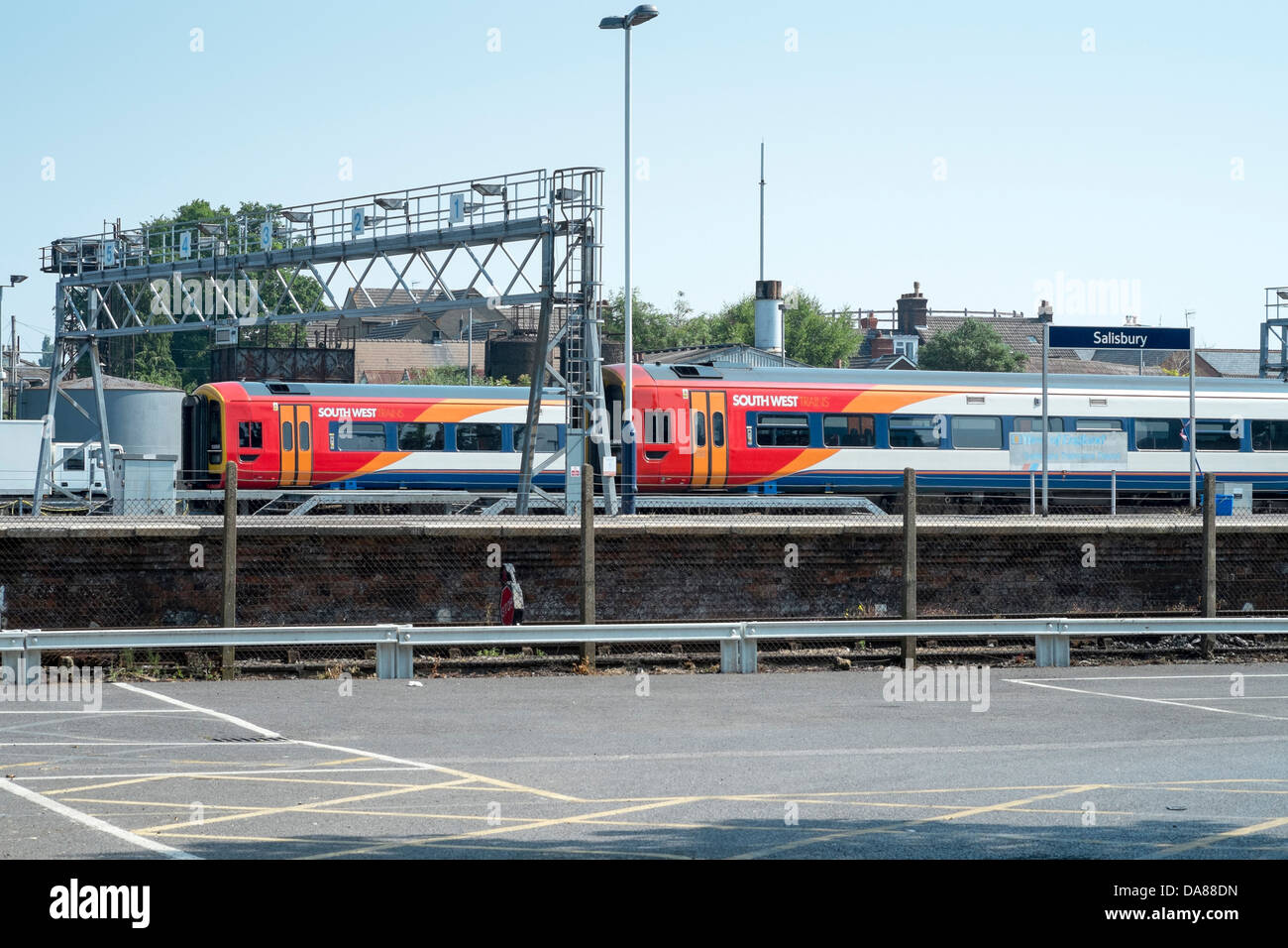 Salisbury train station hi-res stock photography and images - Alamy
