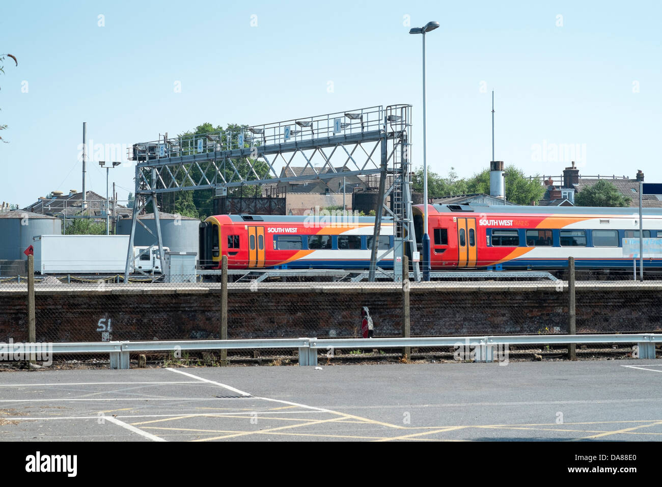 Salisbury railway station hi-res stock photography and images - Alamy