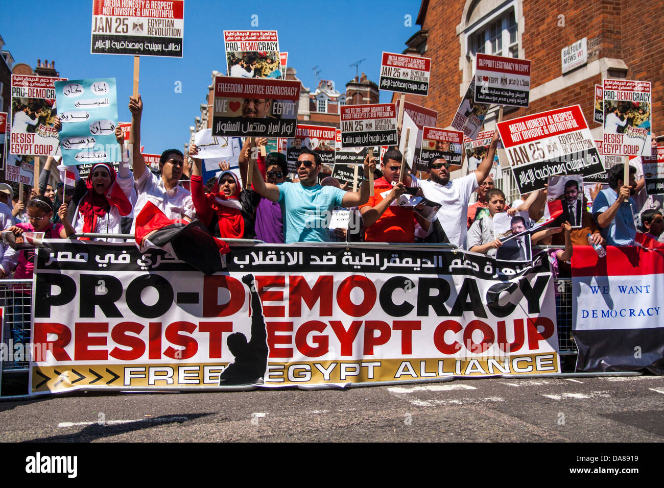 Densely packed crowd hi-res stock photography and images - Alamy