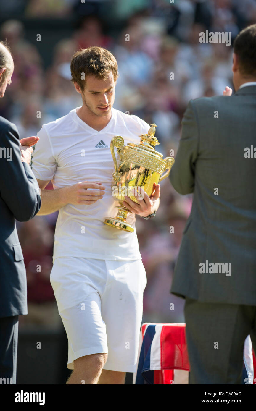 Andy murray wimbledon 2013 trophy hi-res stock photography and images ...