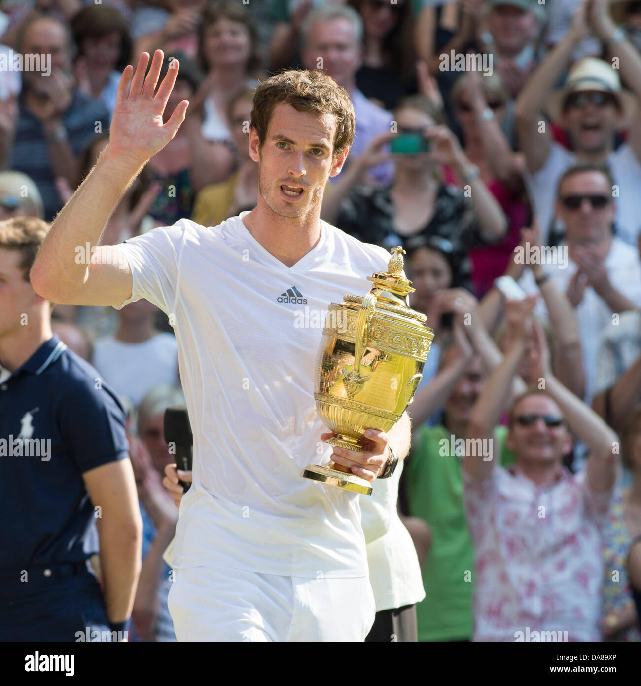 Andy murray wimbledon 2013 trophy hi-res stock photography and images ...