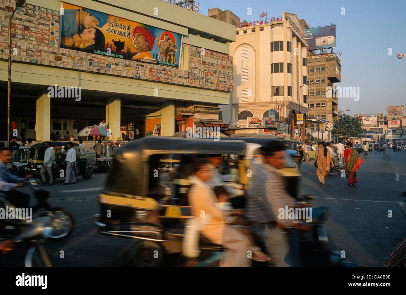 India, Rajasthan, Jaipur. Road traffic in the modern part of the city ...