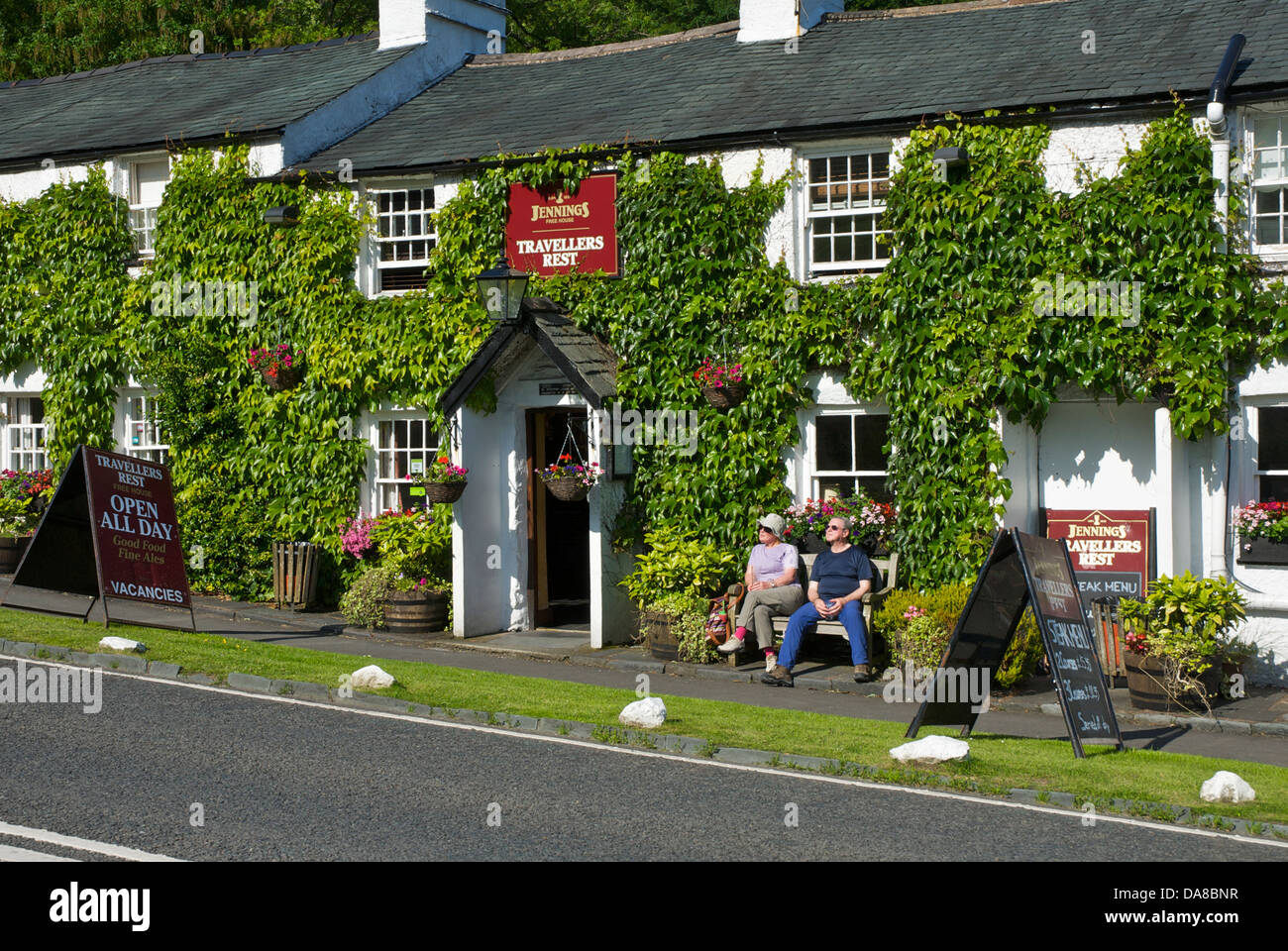 Couple sitting outside the Travellers Rest pub, near Grasmere, Lake ...