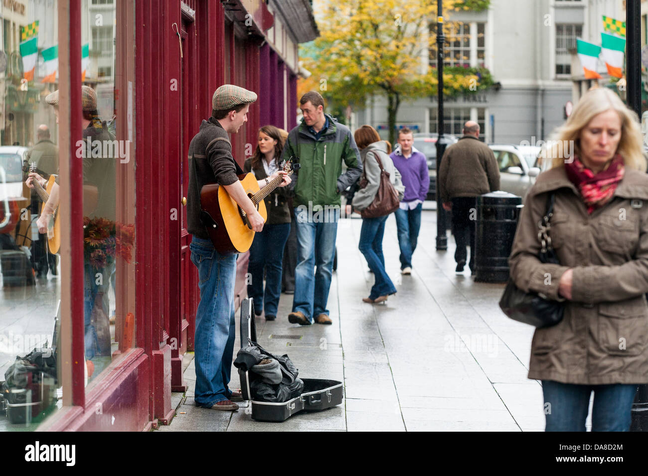 Begging tourists for money hi-res stock photography and images - Alamy