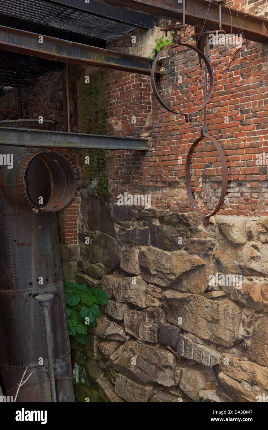 Pipe support hi-res stock photography and images - Alamy