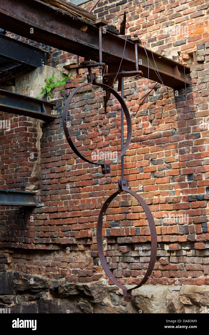 Pipe support hi-res stock photography and images - Alamy