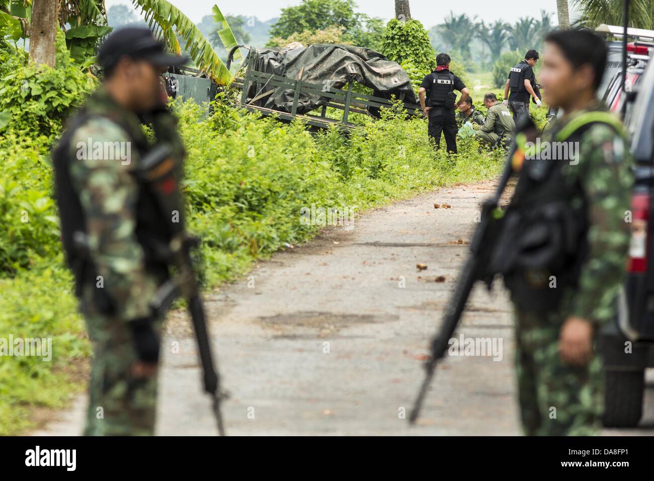 Mayo, Pattani, Thailand. 8th July, 2013. Thai soldiers stand watch as ...