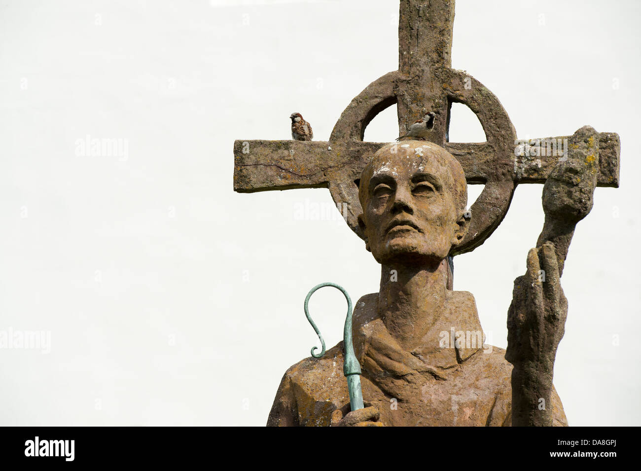 St aidan statue lindisfarne hi-res stock photography and images - Alamy