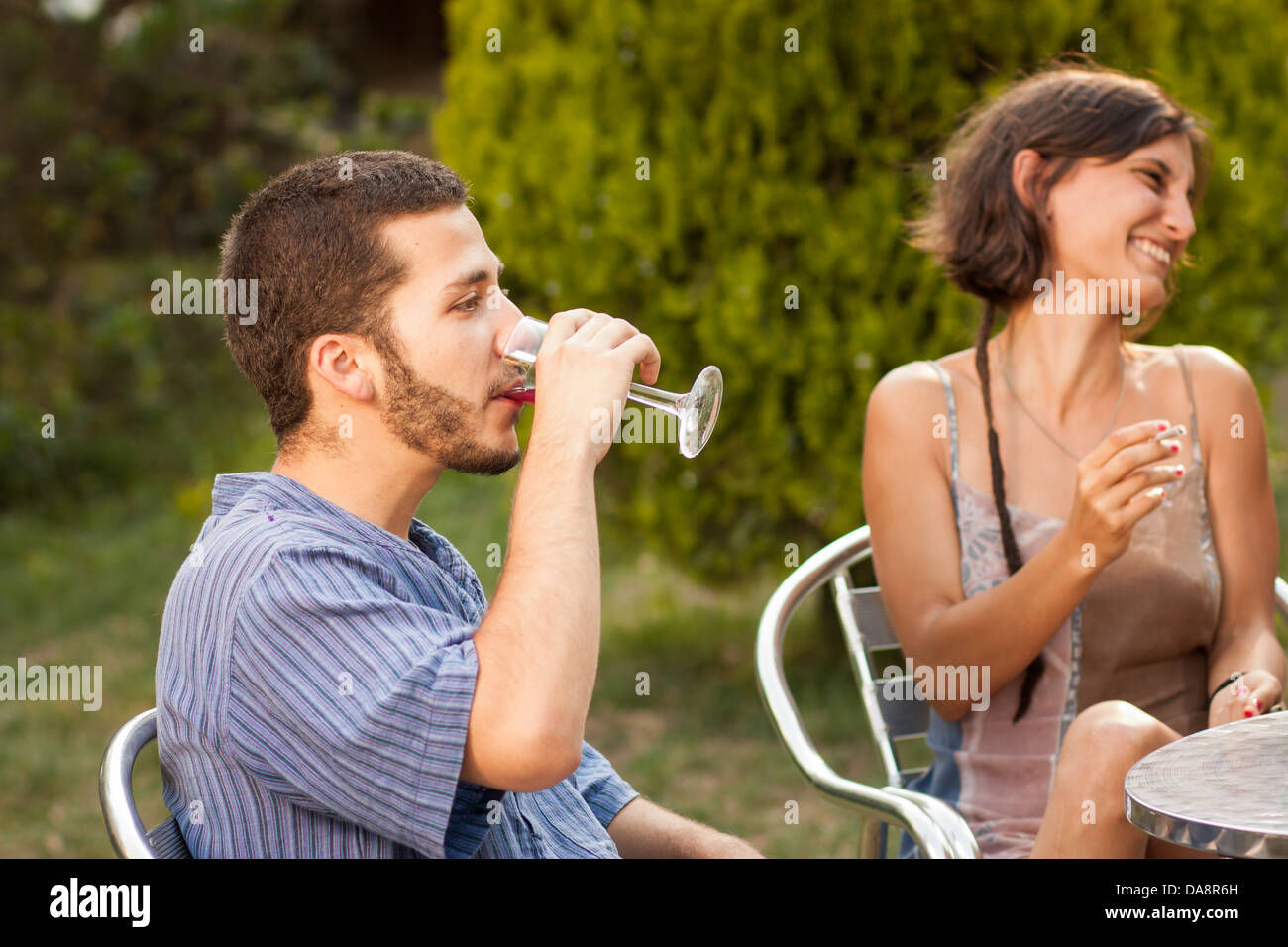 Group of friends drinking outdoors hi-res stock photography and images ...