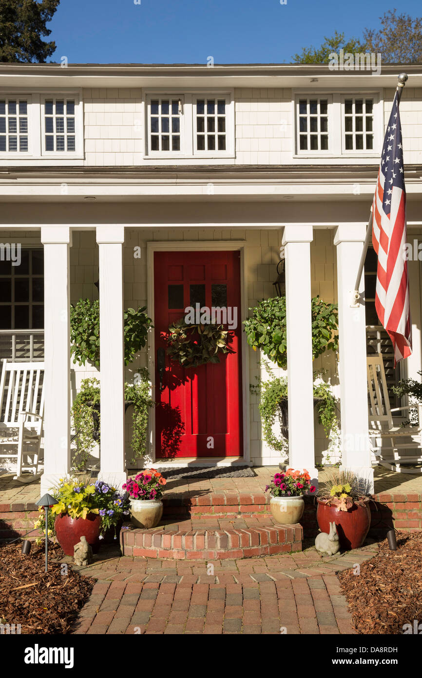 American house exterior red door hi-res stock photography and images ...