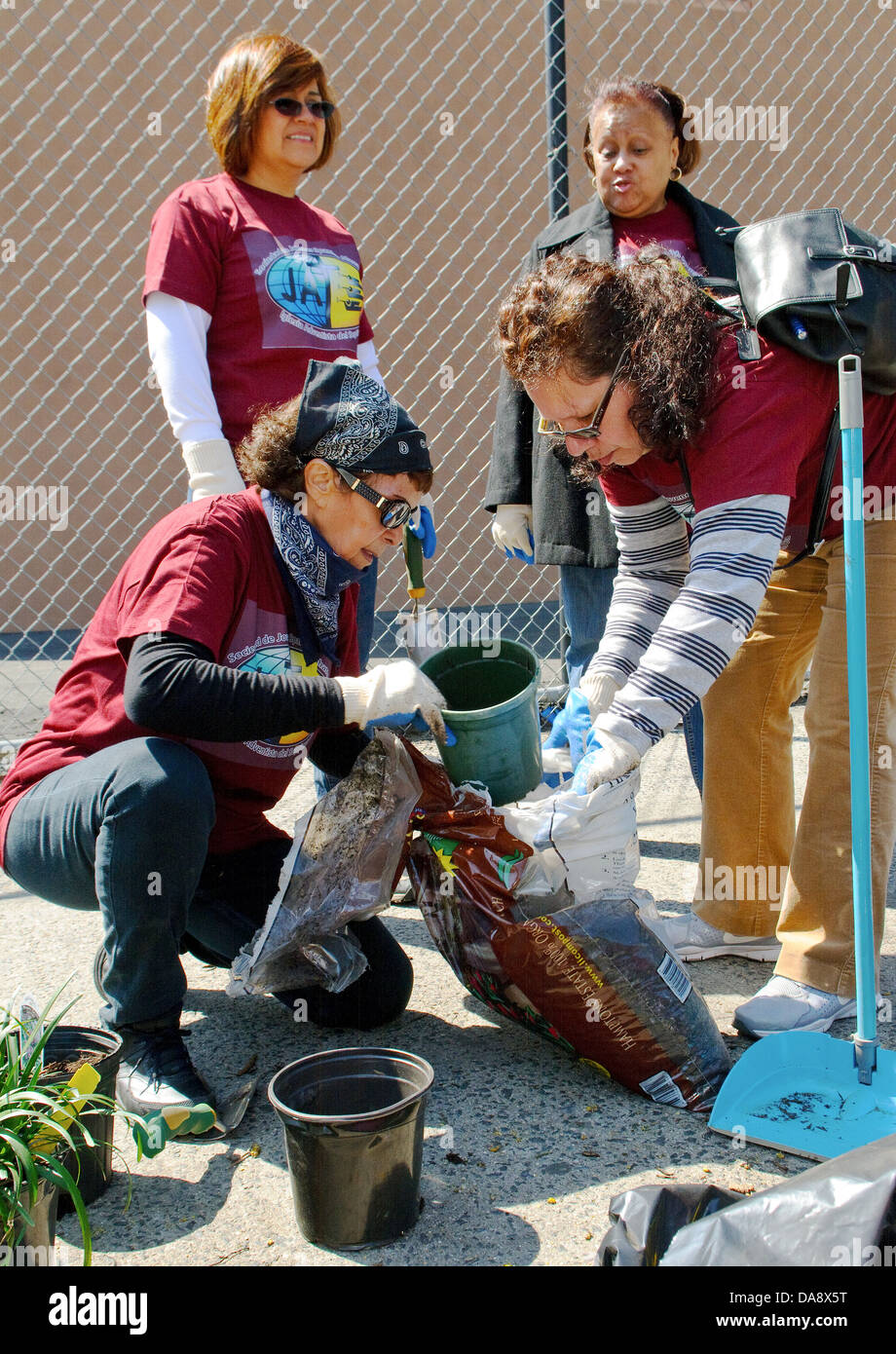 Hispanic community service volunteers Stock Photo - Alamy