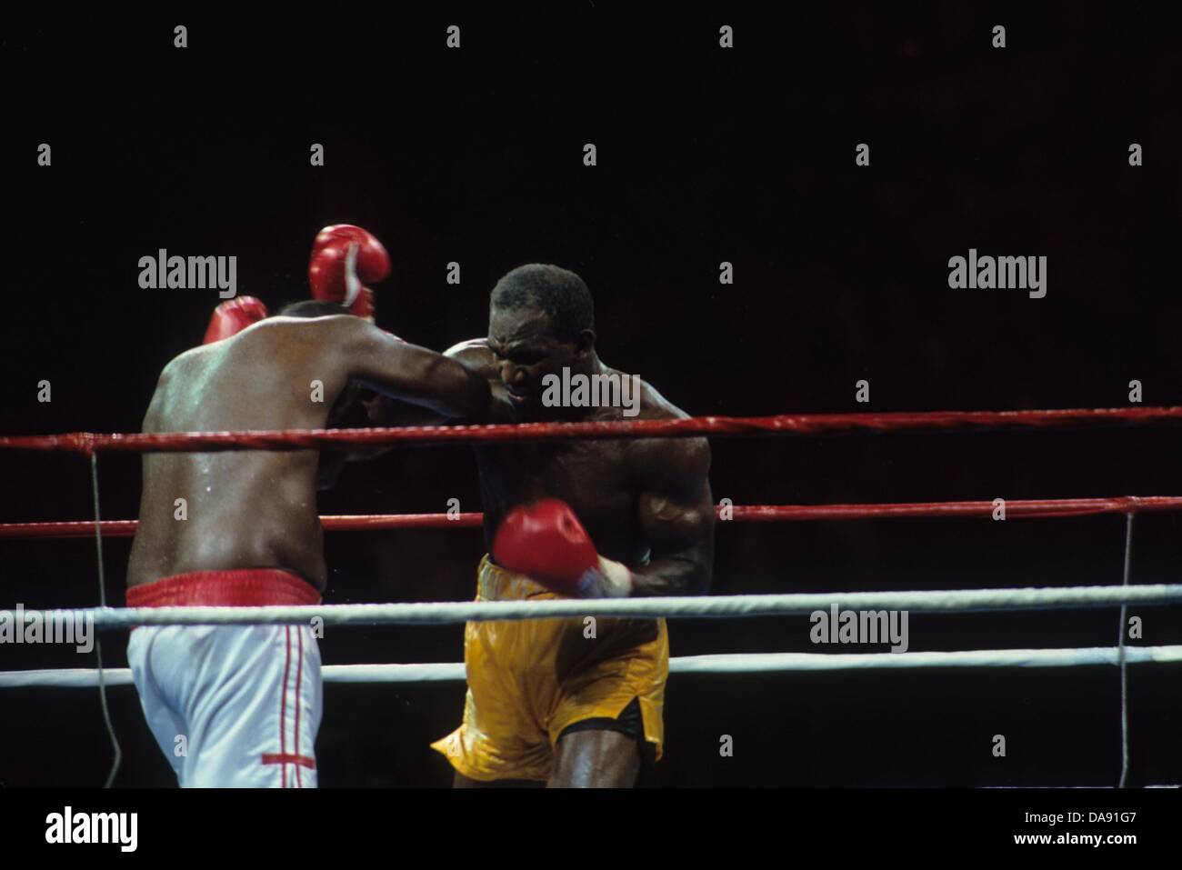 EVANDER HOLYFIELD with Holmes 1992.l3434.(Credit Image: © John Barrett ...