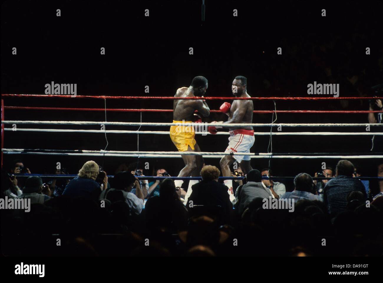 EVANDER HOLYFIELD VS. Holmes 1992.l3446.(Credit Image: © John Krondes ...