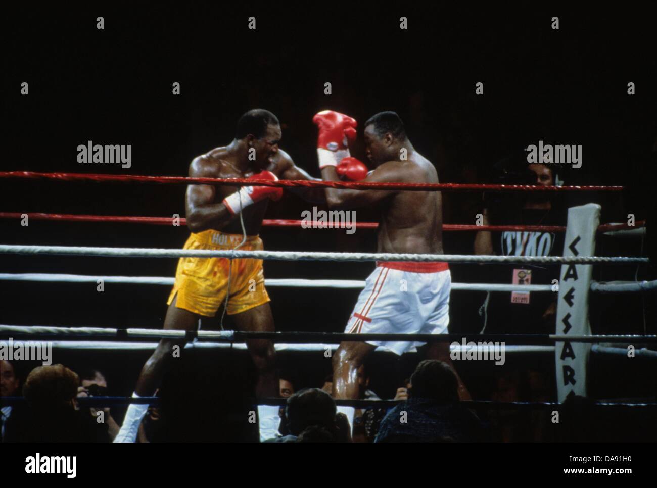 EVANDER HOLYFIELD VS. Holmes 1992.l3446.(Credit Image: © John Krondes ...