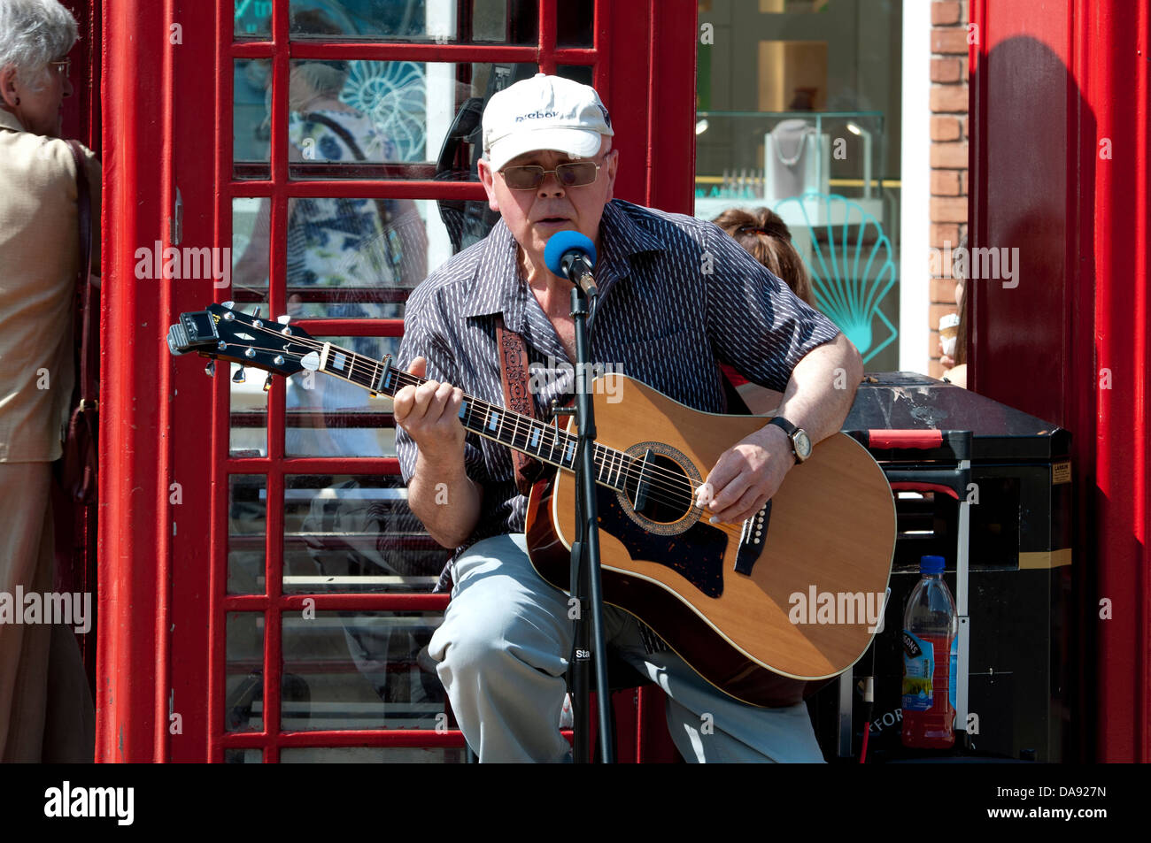 Male street busker guitar singing hi-res stock photography and images ...
