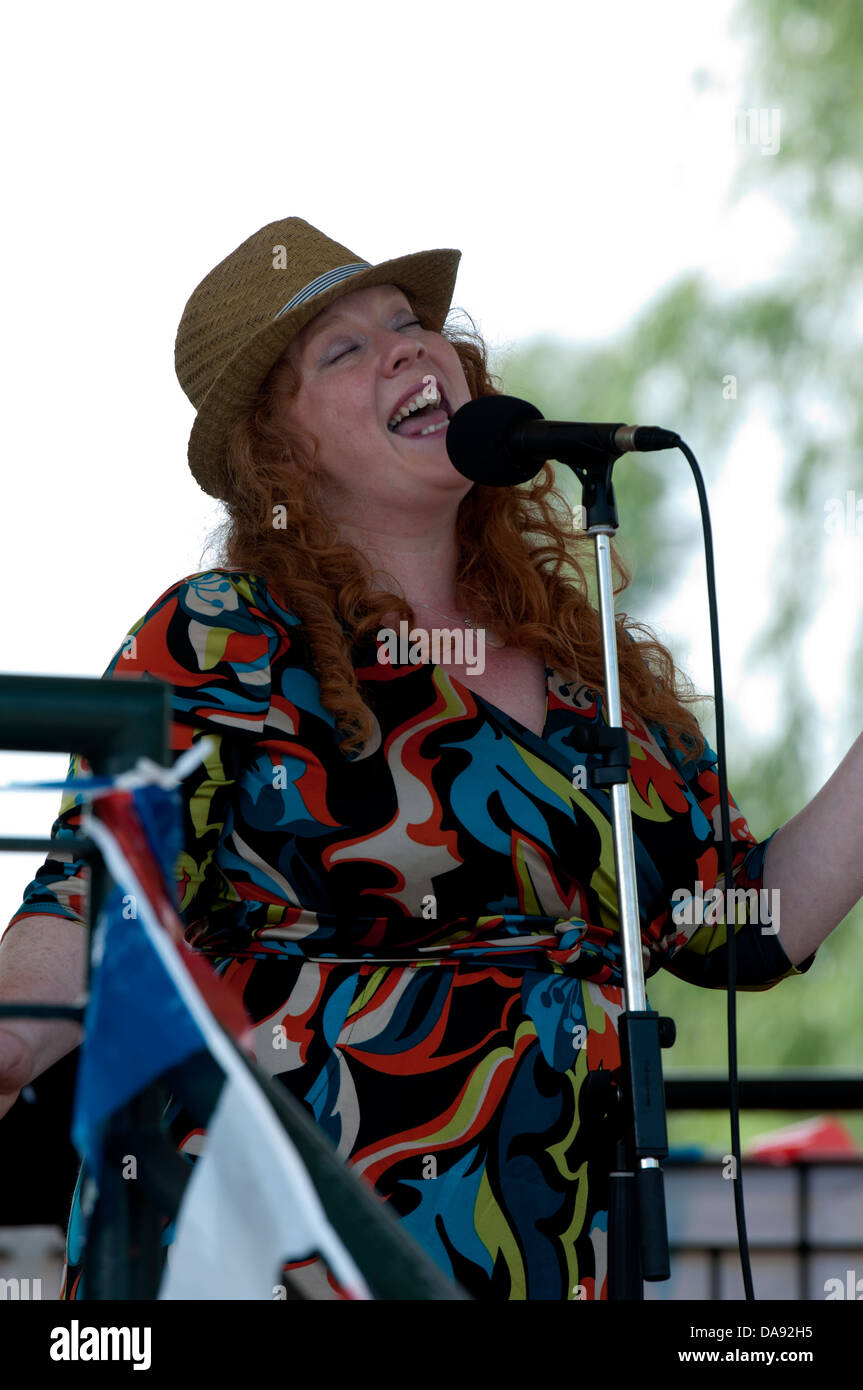 Female singer wearing straw hat hi-res stock photography and images - Alamy