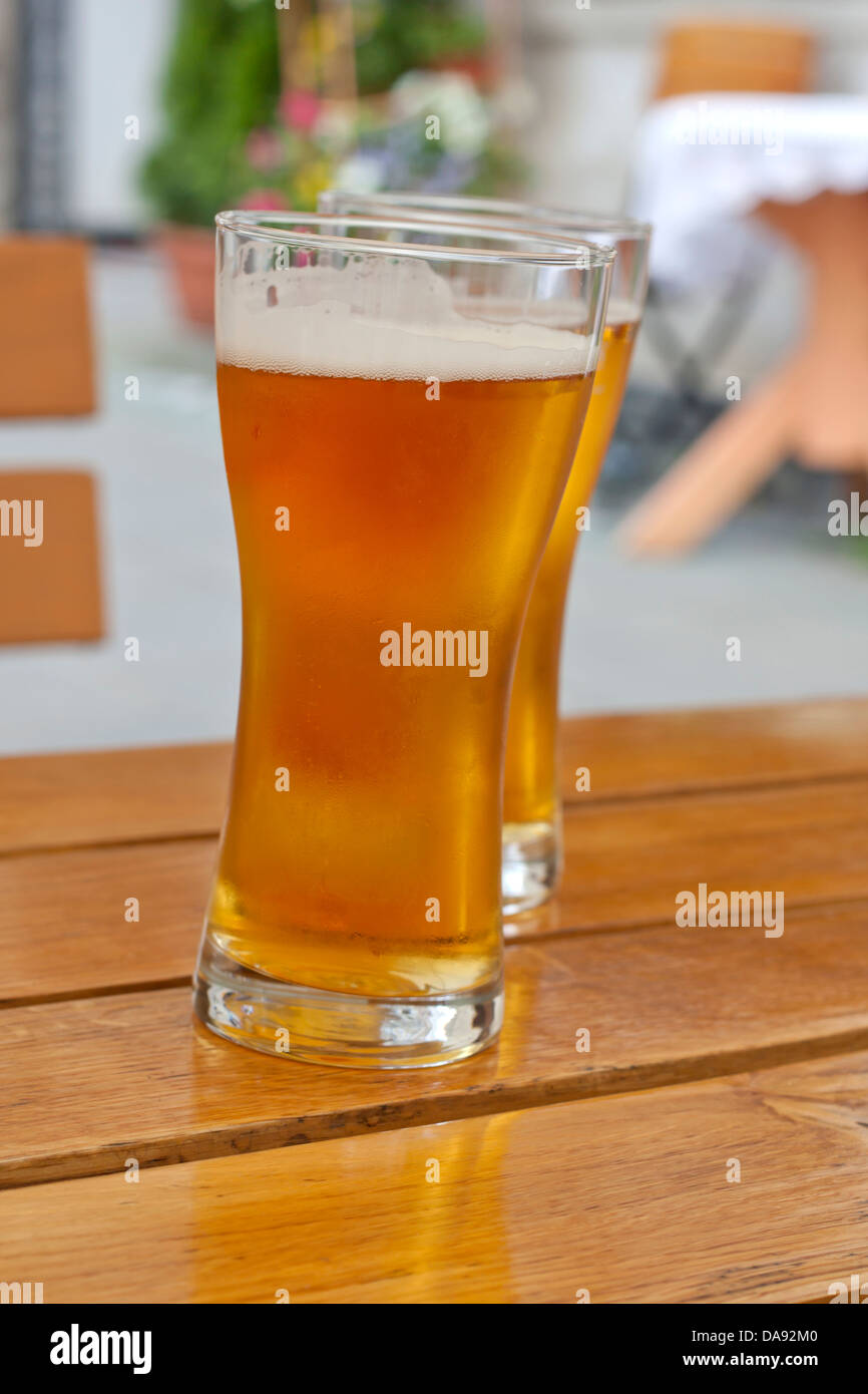 Table full of beer hi-res stock photography and images - Alamy