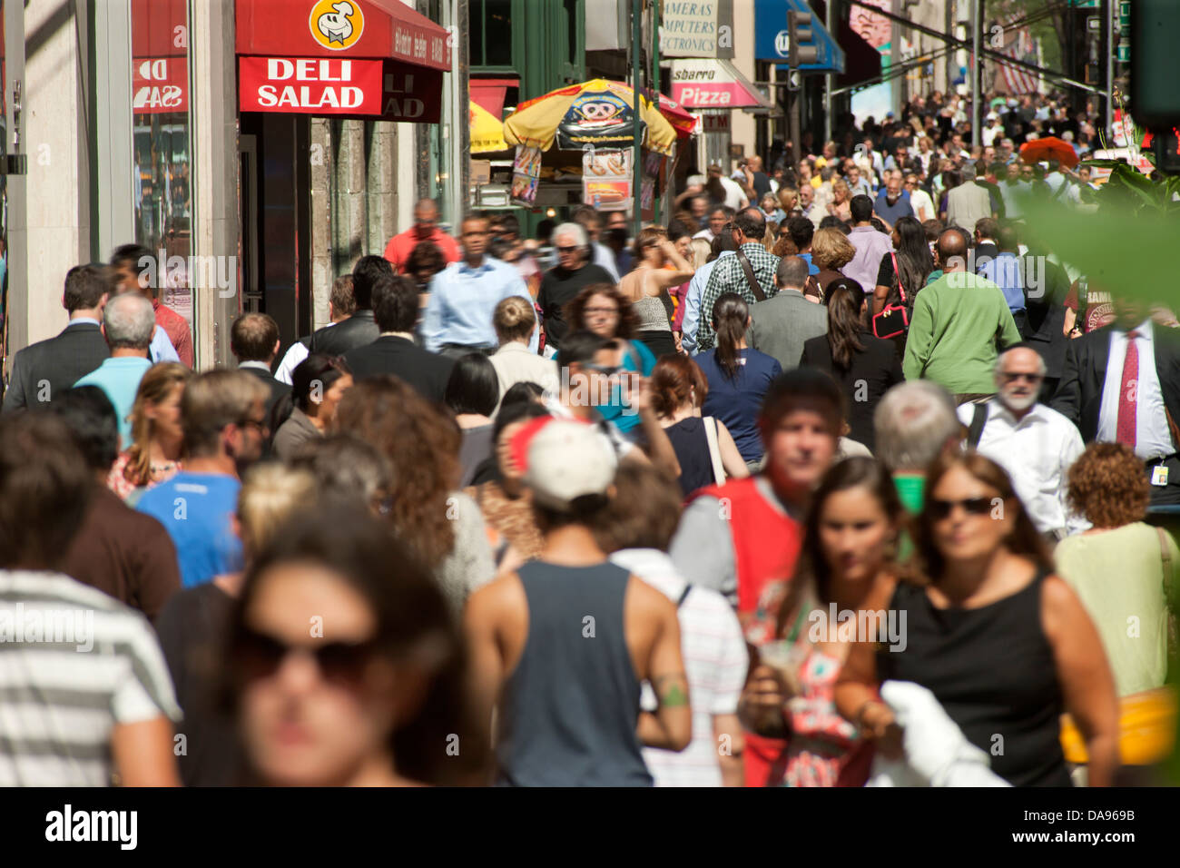 LUNCHTIME CROWD FIFTH AVENUE MIDTOWN MANHATTAN NEW YORK CITY USA Stock ...