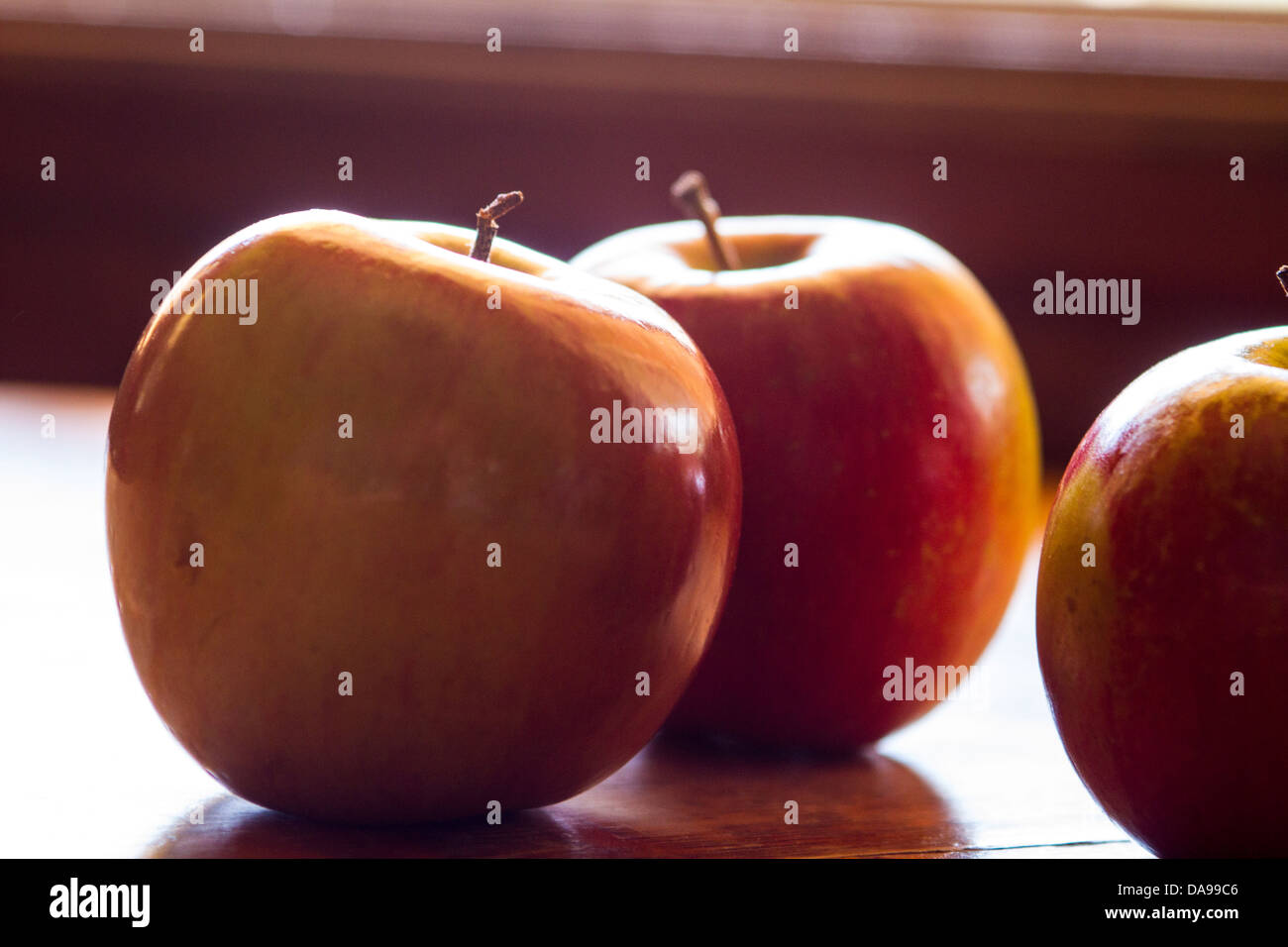 Rome Beauty apples on an old oak wood table Stock Photo - Alamy