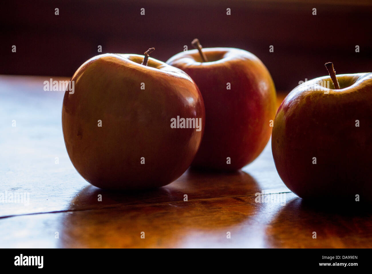 Rome Beauty apples on an old oak wood table Stock Photo - Alamy
