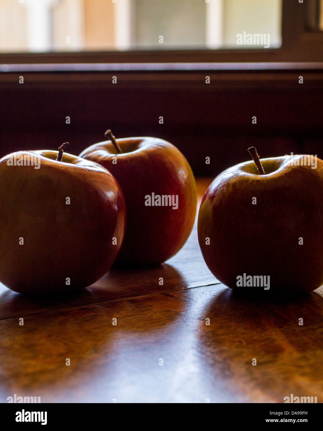 Rome Beauty apples on an old oak wood table Stock Photo - Alamy